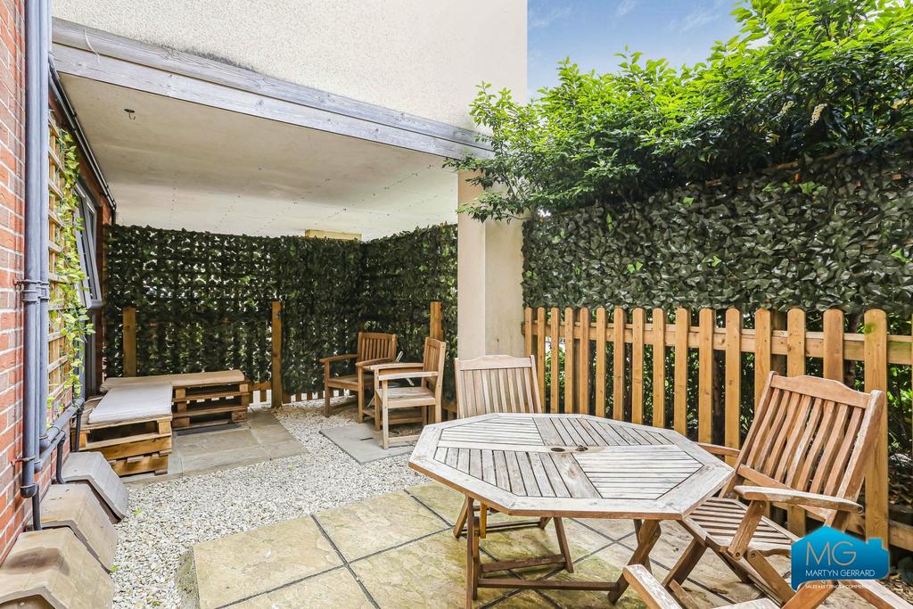 Tapster Street, High Barnet... 3 bed apartment - £2,600 pcm (£600 pw)