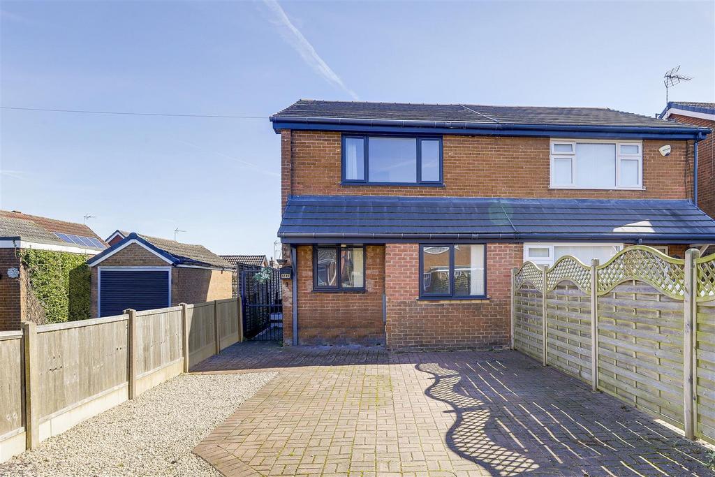 Highfields Drive, Newark NG22 3 bed semi-detached house for sale - £155,000
