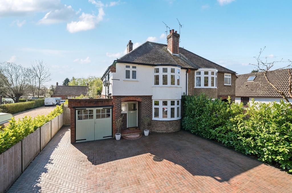 Saunders Lane, Surrey GU22 3 bed semi-detached house for sale - £695,000
