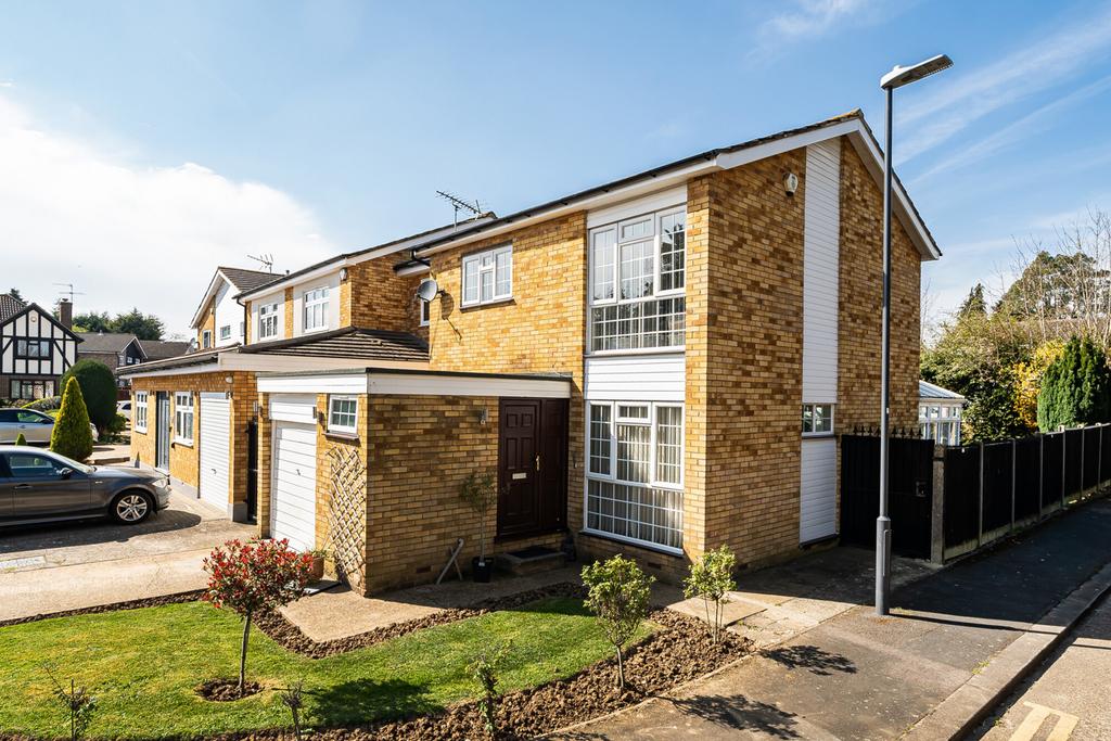 Wessex Drive, Pinner 3 bed detached house for sale - £800,000