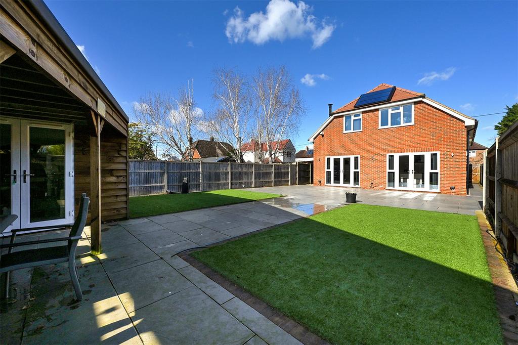 Ashdene Road, Guildford GU12 4 bed detached house for sale - £750,000