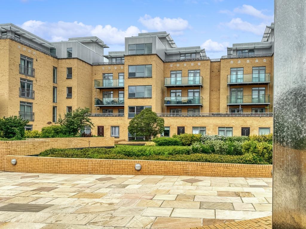 Cambridge CB2 2 bed apartment - £435,000