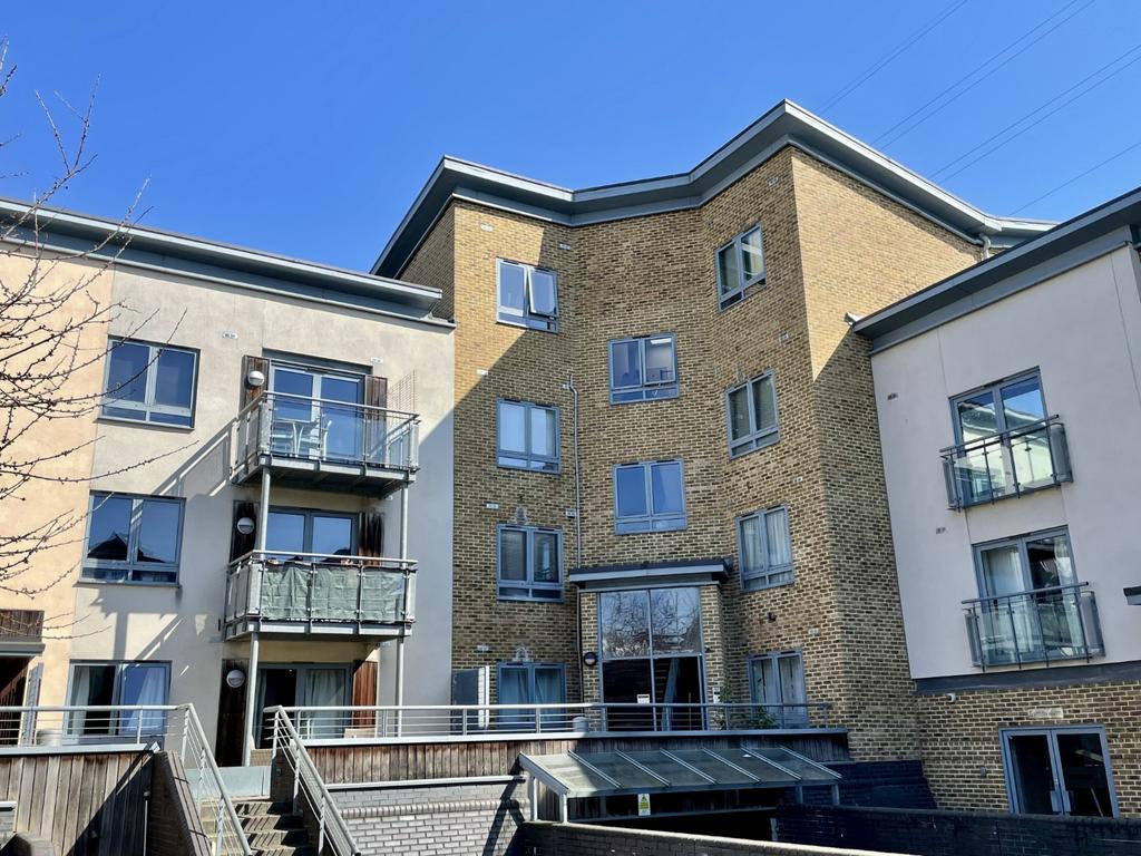395 Quayside Drive, Colchester, Essex... 2 bed flat - £110,000