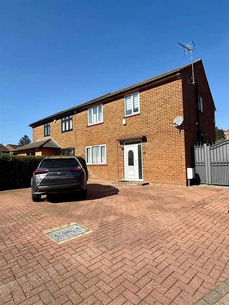 Bushfield Crescent, Edgware 3 bed house to rent - £2,300 pcm (£531 pw)