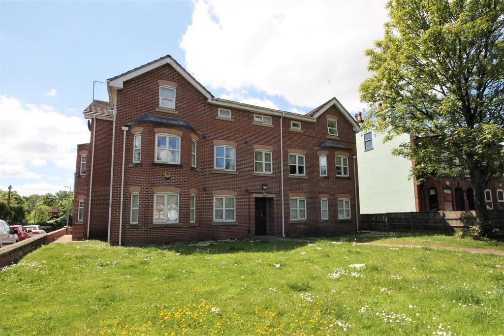Monton Court, 103-105 Monton Road 2 bed apartment - £975 pcm (£225 pw)