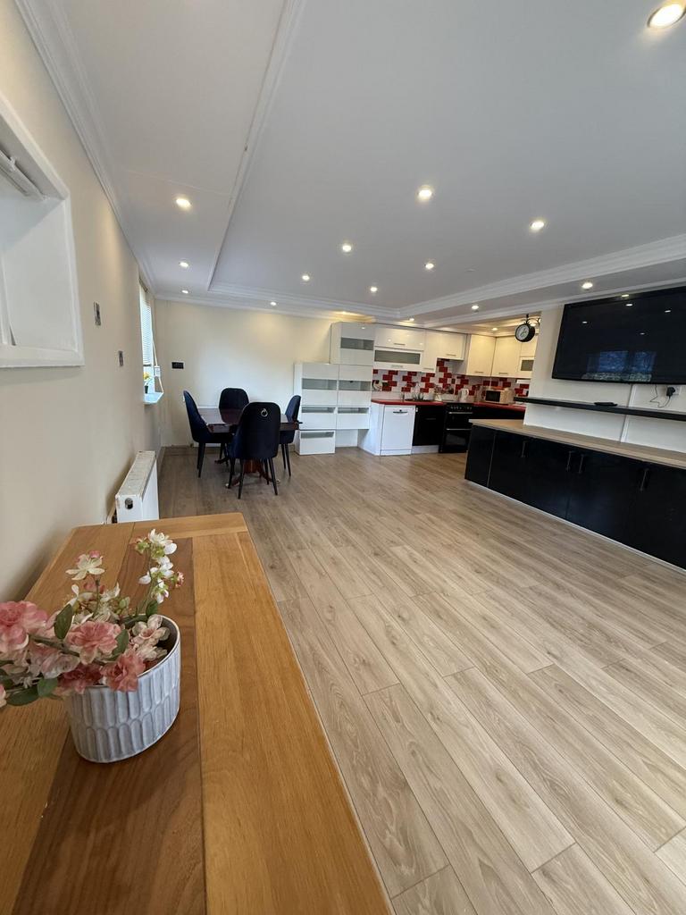 3 Bedroom House For Rent London, N11 3 bed semi-detached house - £2,350 ...