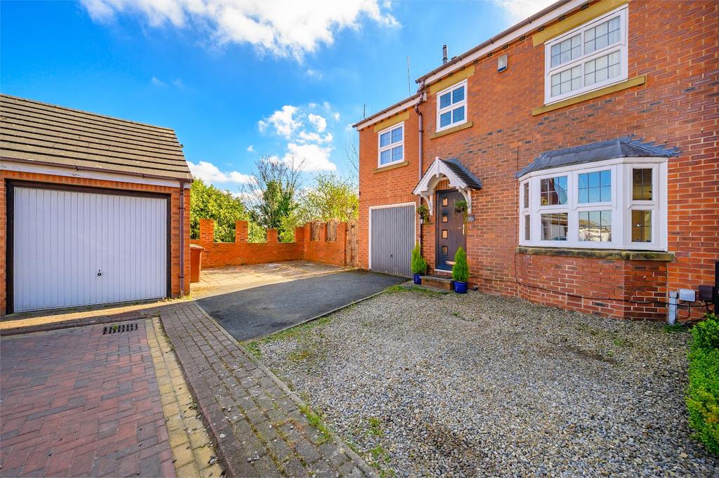 Oakroyd Fold, Leeds, LS27 4 bed townhouse for sale - £280,000