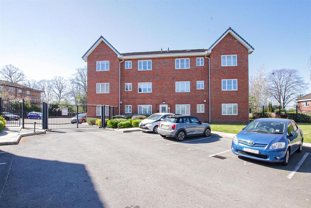 Gipsymoth Close, Timperley 2 bed ground floor flat for sale - £170,000