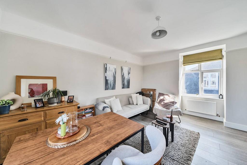 Cavendish Mansions, Clapham South... 3 bed flat for sale - £640,000