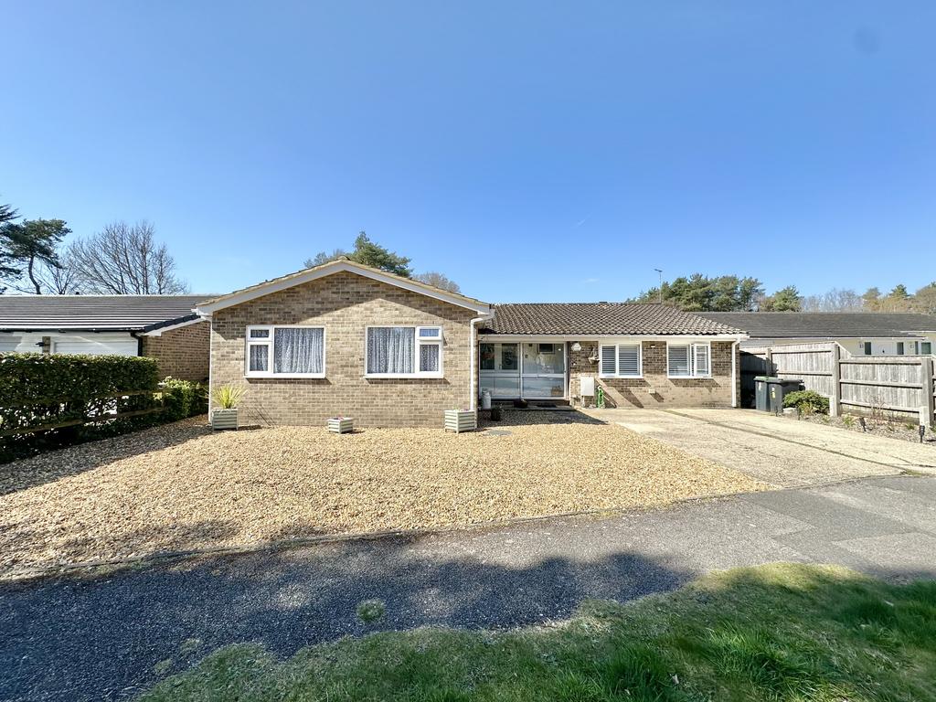 Craigside Road, St. Leonards BH24 3 bed detached bungalow for sale - £ ...
