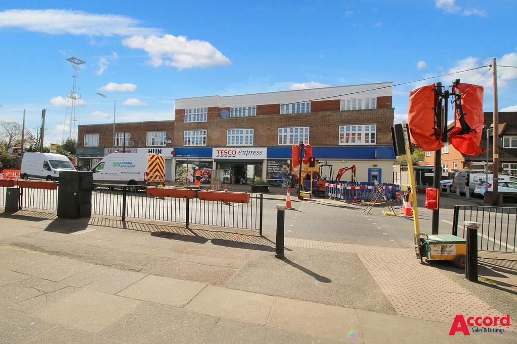 77A Front Lane, Upminster, RM14 2 bed flat to rent - £1,450 pcm (£335 pw)