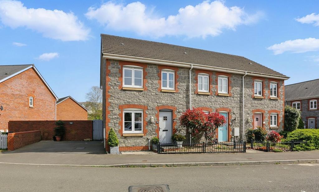 Heol Gruffydd, Pontypridd CF37 3 bed end of terrace house for sale - £ ...