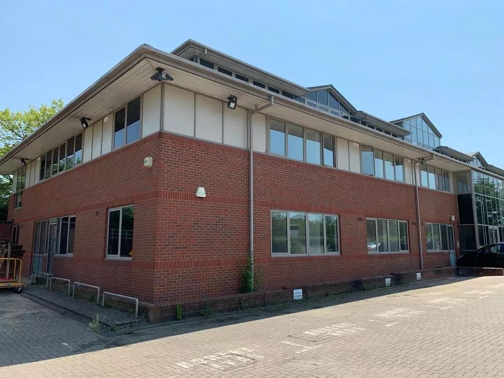 Cleeve Court, Leatherhead KT22 1 bed apartment to rent - £1,200 pcm (£ ...