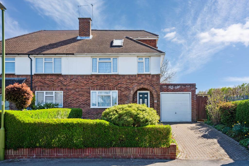 Mead Way, Bushey 4 bed semi-detached house for sale - £600,000