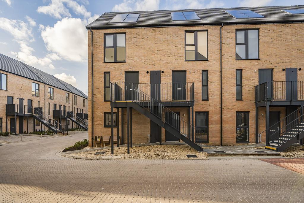 Kilpatrick Grove, Bonnington... 2 bed maisonette - £1,600 pcm (£369 pw)