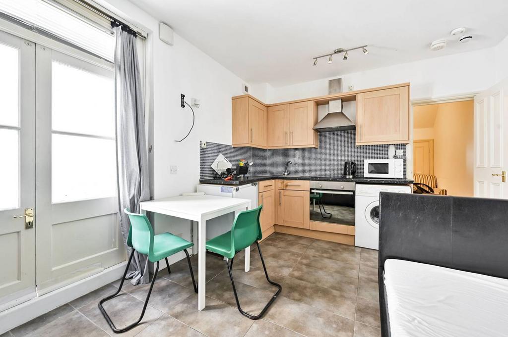 Collingham Place, Earls Court... Studio to rent - £4,312 pcm (£995 pw)