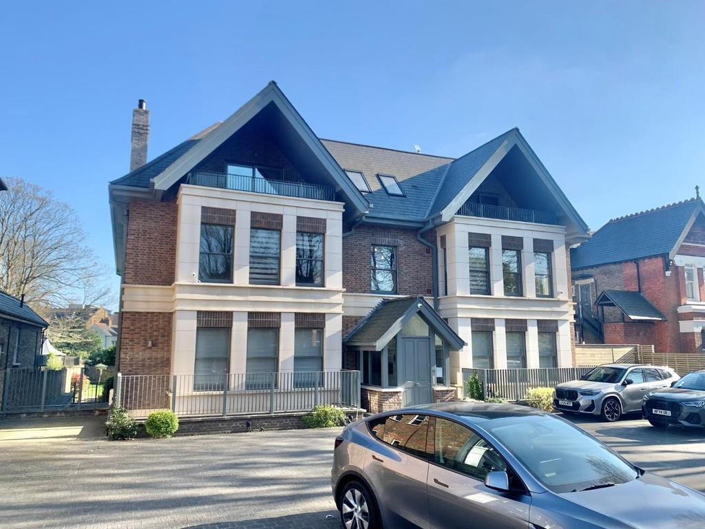 Carlton Road Ealing W5 2 bed flat - £3,500 pcm (£808 pw)