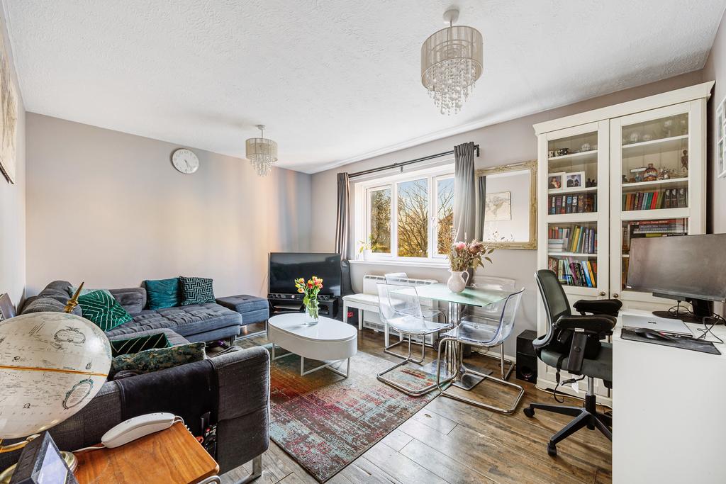 at Canterbury Court, Bromyard Avenue... 2 bed apartment for sale - £140,000