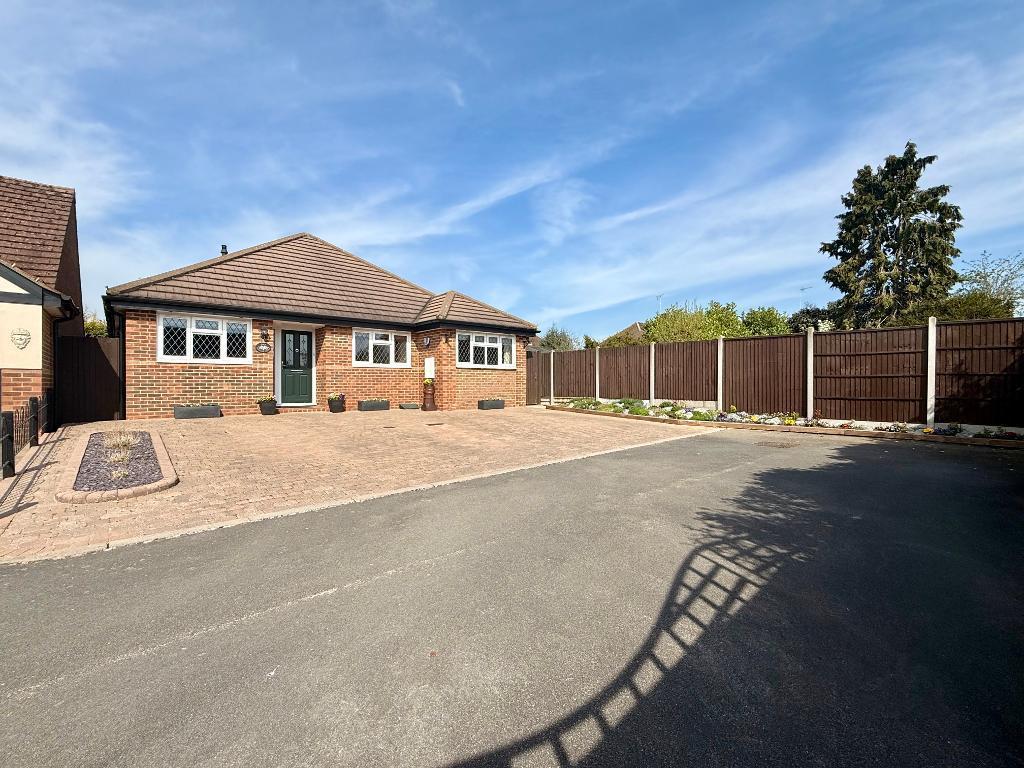 Claydon Close, Warden Hills, Luton... 3 bed detached bungalow - £475,000