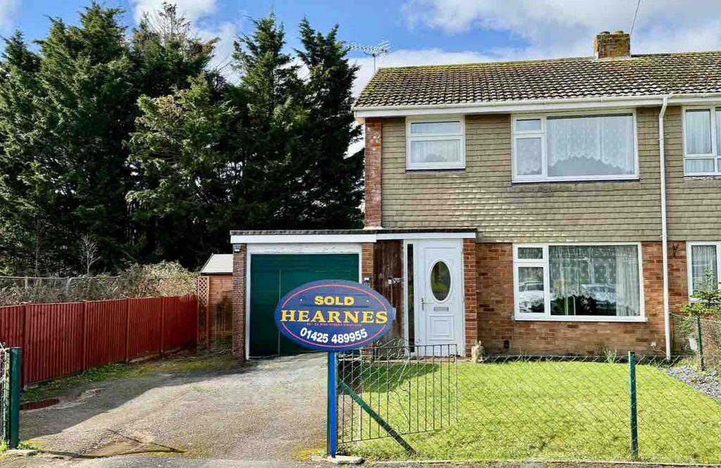 Hightown Gardens, Ringwood, BH24 3EJ 3 bed semi-detached house - £375,000