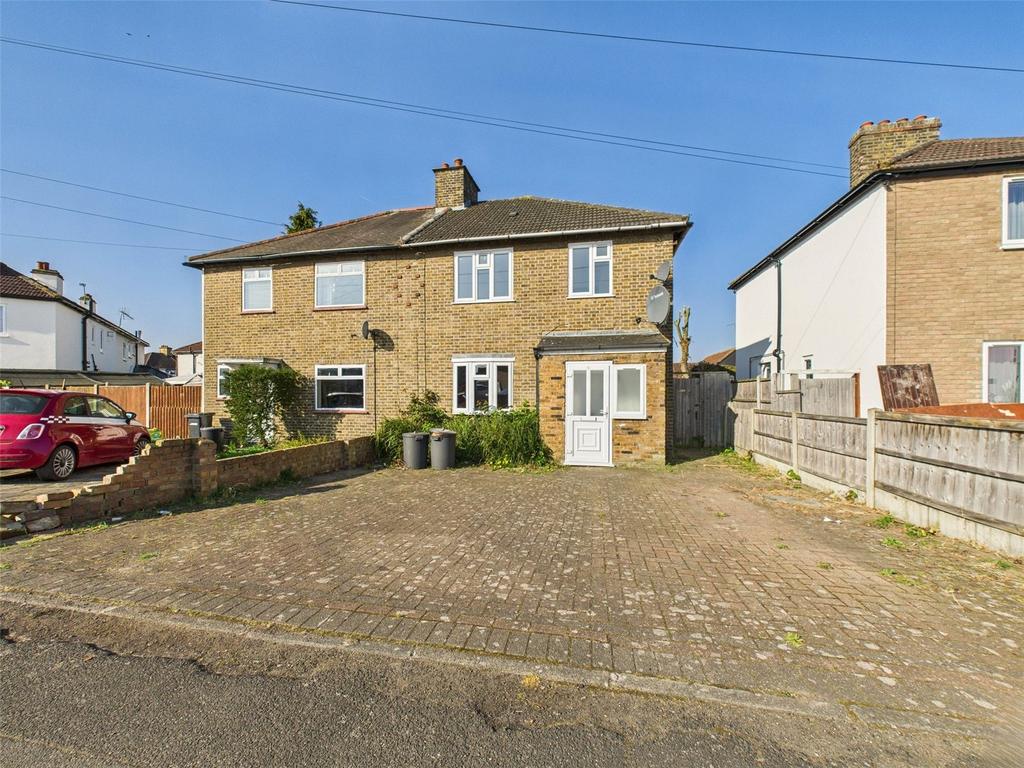 Jutsums Lane, Romford RM7 3 bed semi-detached house - £2,000 pcm (£462 pw)