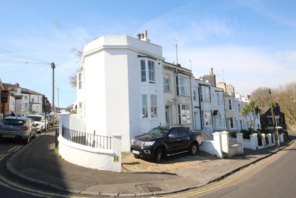 HOWARD PLACE, BRIGHTON 2 bed flat for sale - £325,000