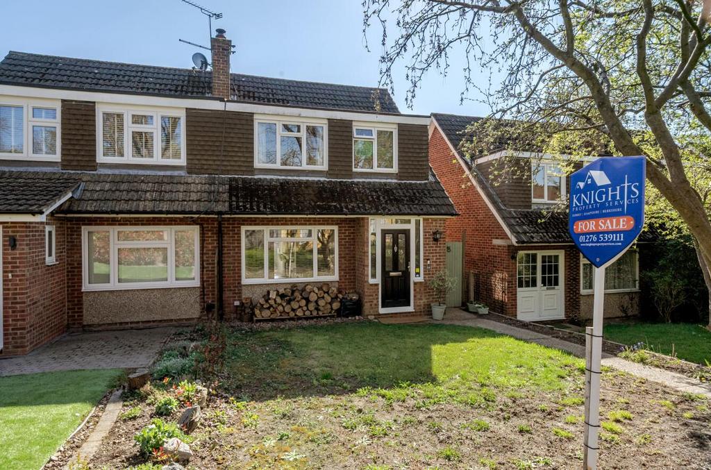 Faulkner Place, Bagshot GU19 3 bed house for sale - £400,000