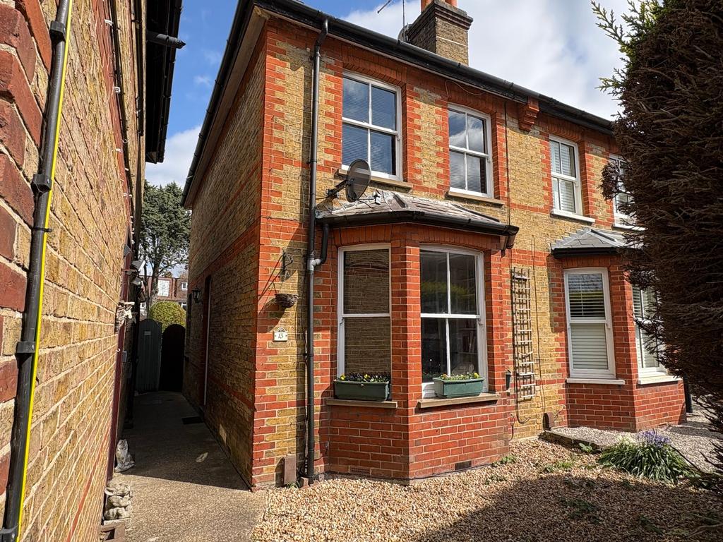 Grove Road, Ashtead KT21 2 bed semi-detached house for sale - £550,000