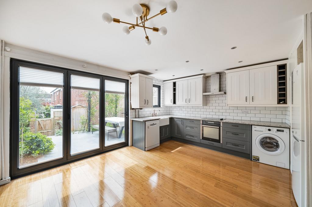Manor Way Blackheath SE3 3 bed terraced house to rent - £2,600 pcm (£ ...
