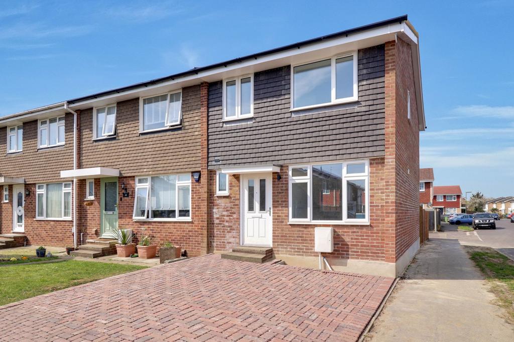 Fleetside, West Molesey, KT8 3 bed end of terrace house - £500,000