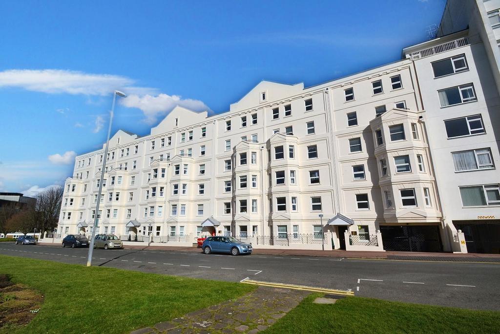 Wilmington Square, Eastbourne BN21 2 bed flat for sale - £260,000