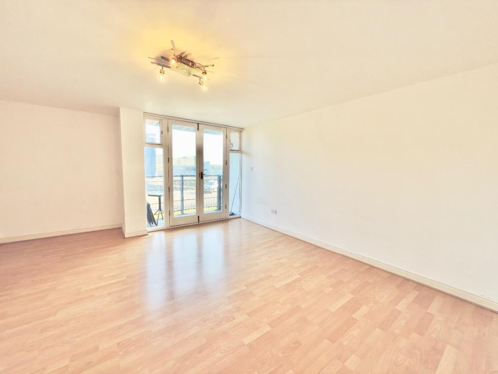 Fishguard Way, London, E16 2RG 2 bed flat to rent - £1,800 pcm (£415 pw)
