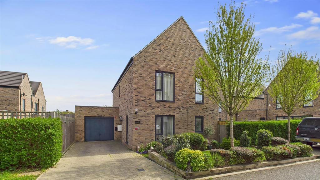 Markwick Avenue, Cheshunt 4 bed detached house - £725,000