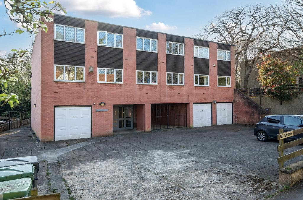 Well House Road, Oakwood, Leeds, LS8 2 bed flat for sale - £140,000