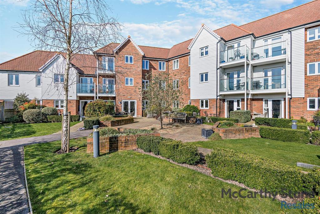 Oak Tree Court, Smallhythe Road... 2 bed apartment for sale - £200,000