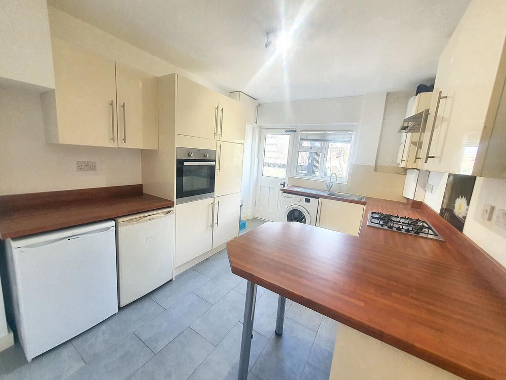 High Mead, Harrow, HA1 2 bed flat - £1,799 pcm (£415 pw)