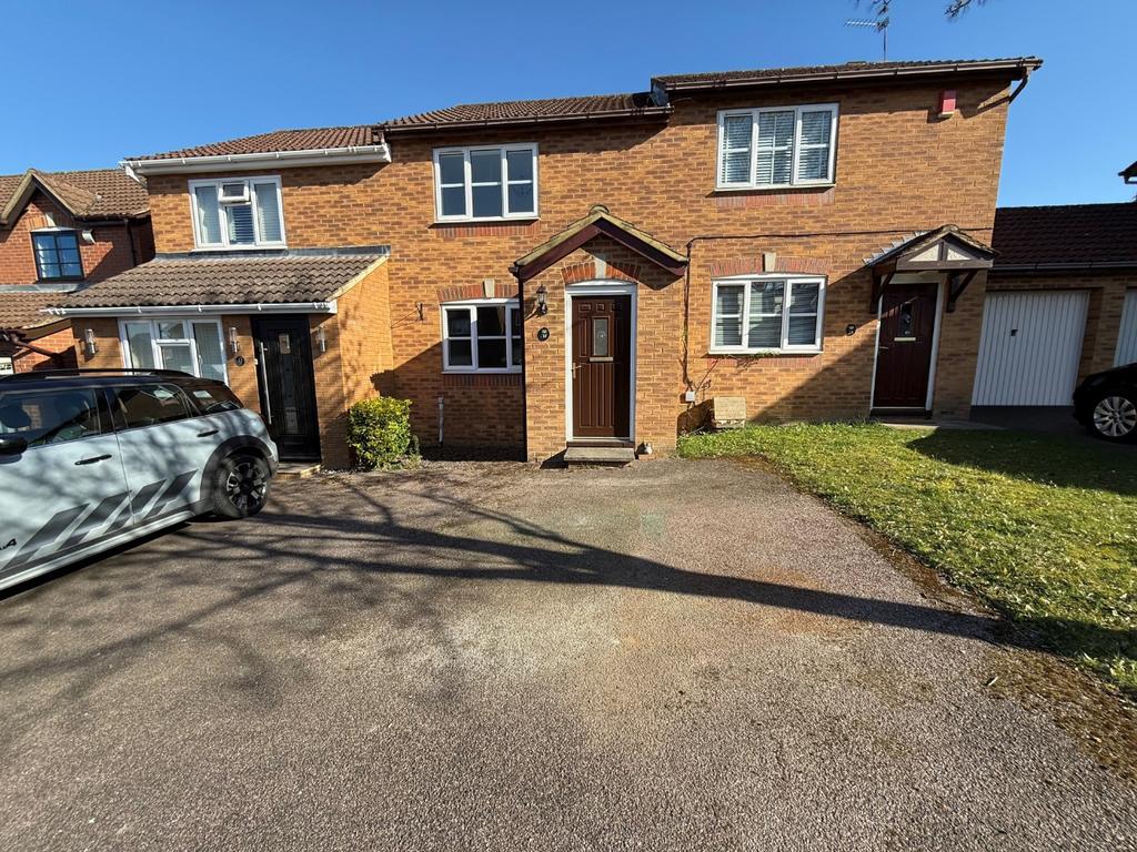 Graphic Close, Dunstable LU6 2 bed terraced house for sale - £325,000