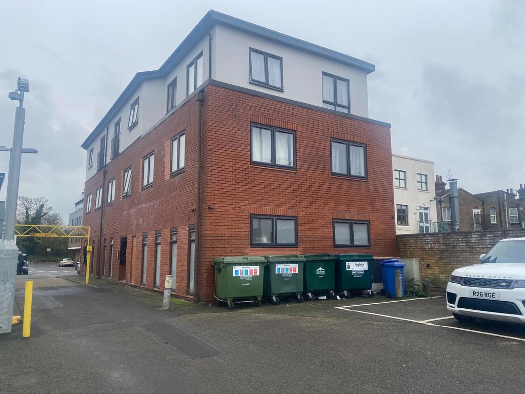 Station Approach, Ashford 2 bed flat for sale - £330,000
