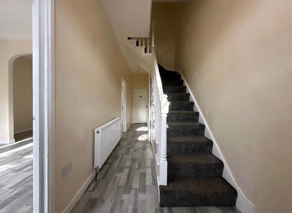 First Avenue, London E12 4 bed terraced house to rent - £2,750 pcm (£ ...