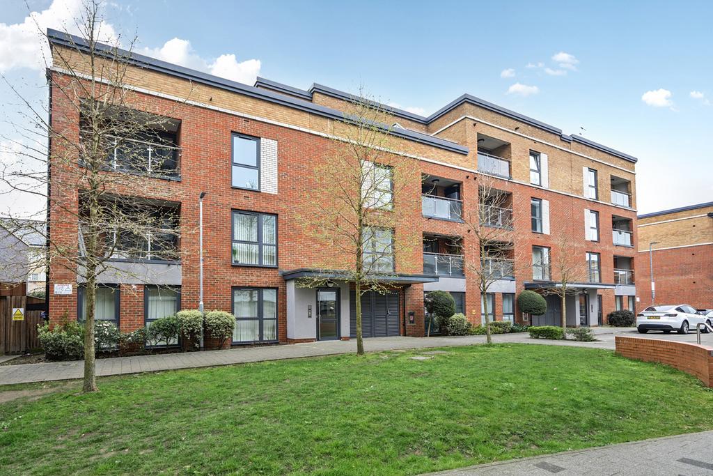 Arla Place, Ruislip, Middlesex 2 bed apartment - £360,000