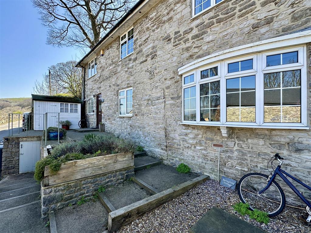 Pindale Road, Castleton 1 bed apartment - £850 pcm (£196 pw)