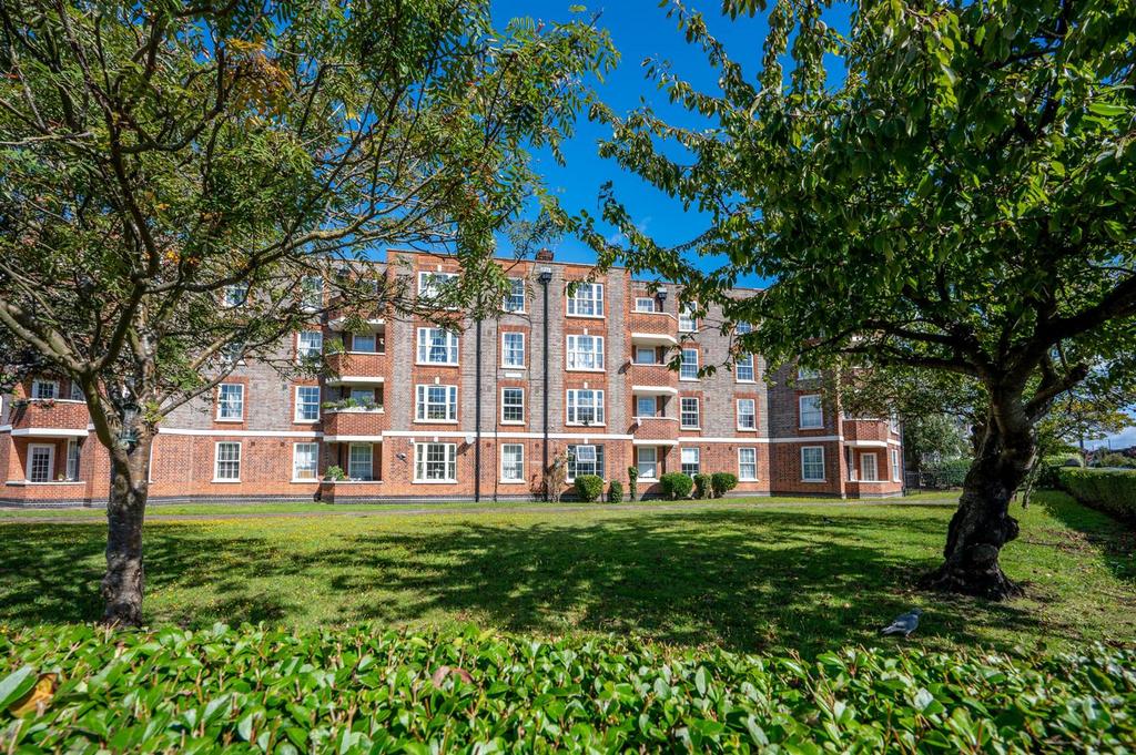 Grand Drive, Raynes Park, London, SW20 2 bed flat - £1,800 pcm (£415 pw)