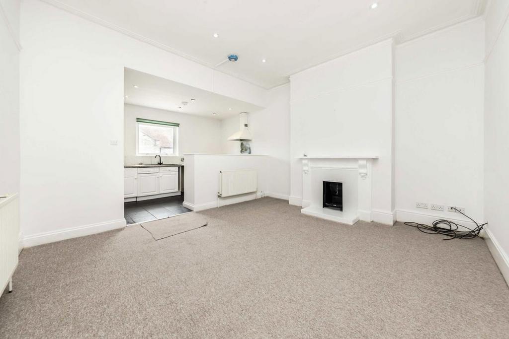 Harrow Road, London NW10 3 bed flat - £2,847 pcm (£657 pw)