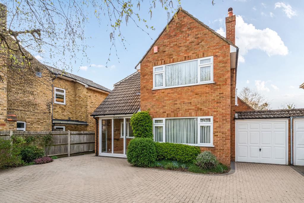 The Broadway, Laleham, TW18 4 bed detached house for sale - £900,000