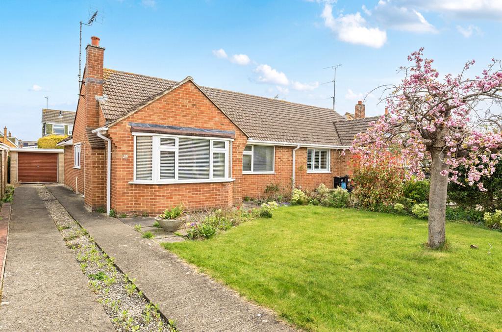 Dunbar Road, Wroughton, Swindon, SN4 2 bed semi-detached bungalow - £ ...
