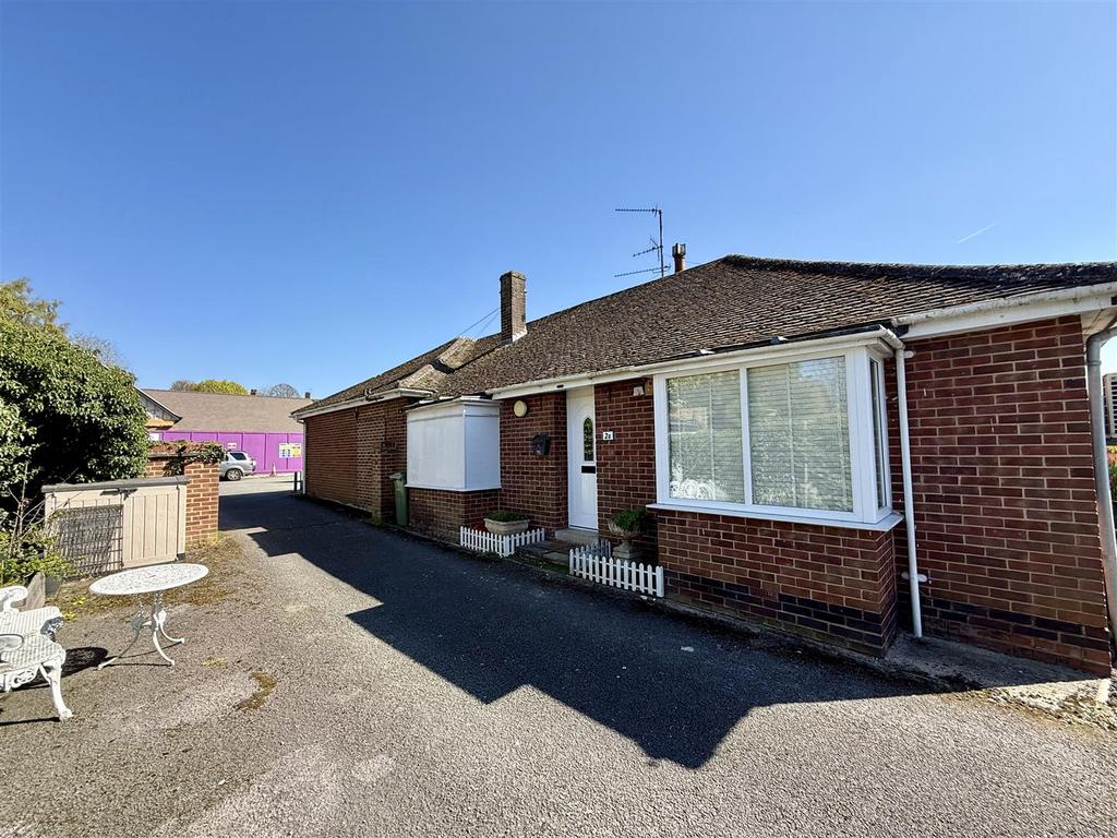 Hans Avenue, Wantage OX12 2 bed house to rent - £1,400 pcm (£323 pw)