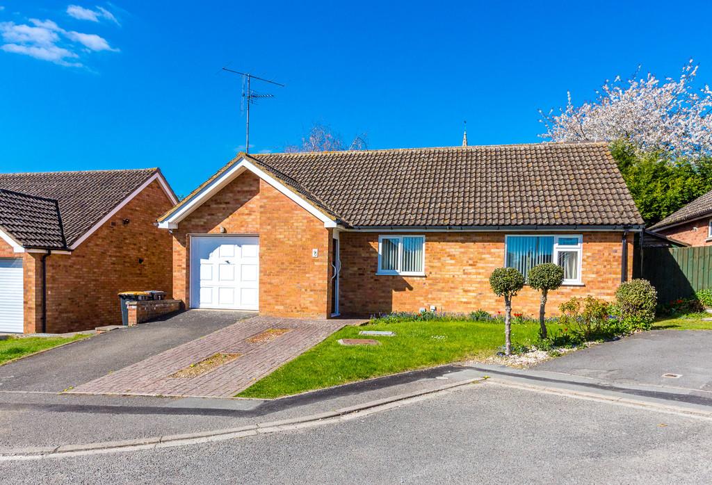 Brook Farm Close, Wymington NN10 3 bed detached bungalow for sale - £ ...