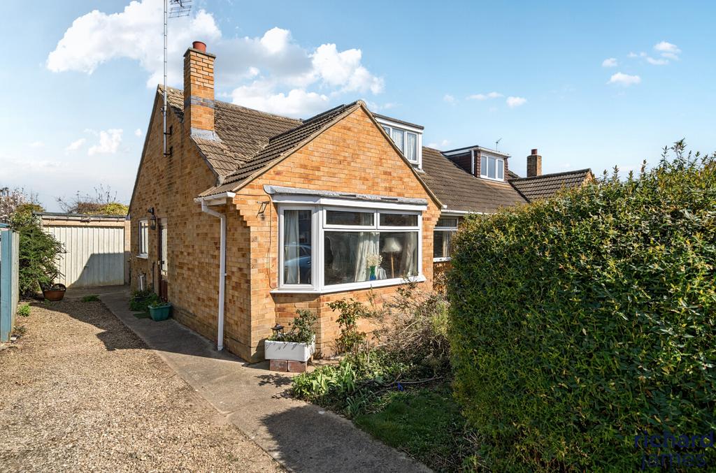Queensfield, Upper Stratton, Swindon... 3 bed bungalow - £245,000