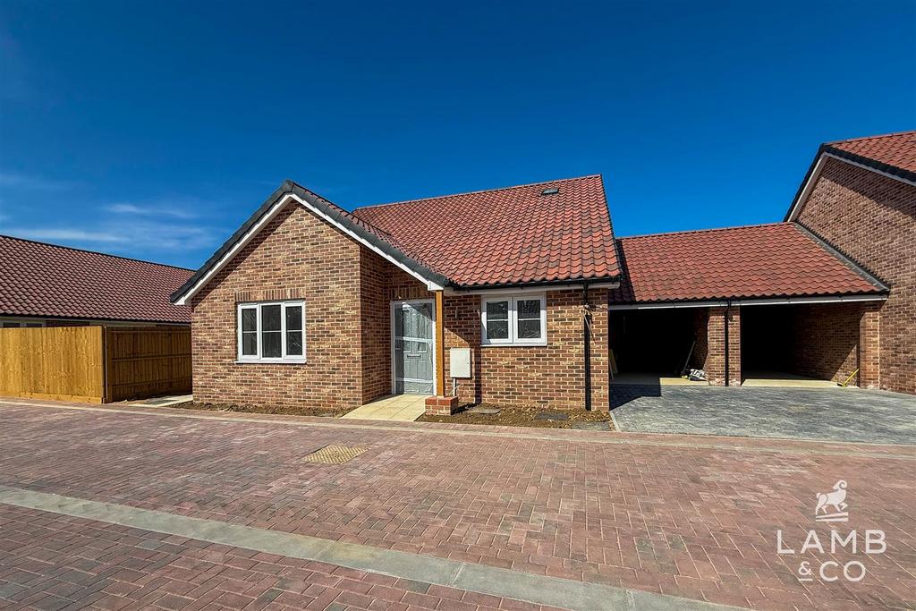 Park Gate Corner, Little Clacton CO16 3 bed detached bungalow - £399,500