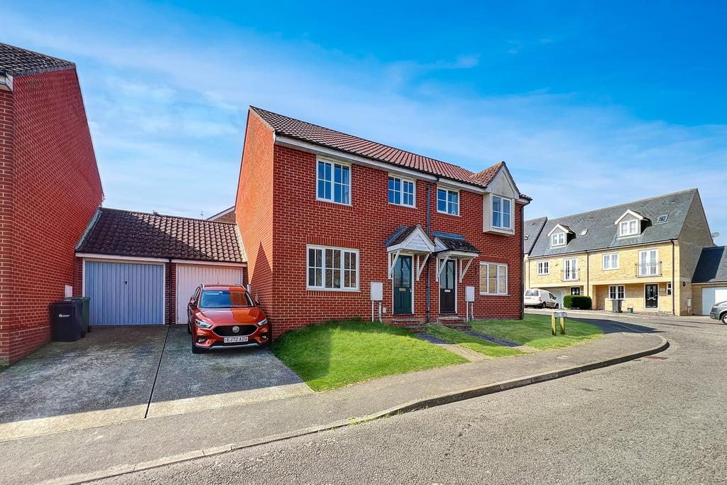 Well Field, Halstead, CO9 3 bed semi-detached house - £315,000